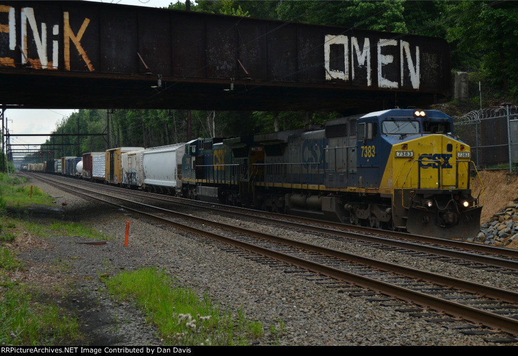 CSX C40-8W 7383 leads Q417-17